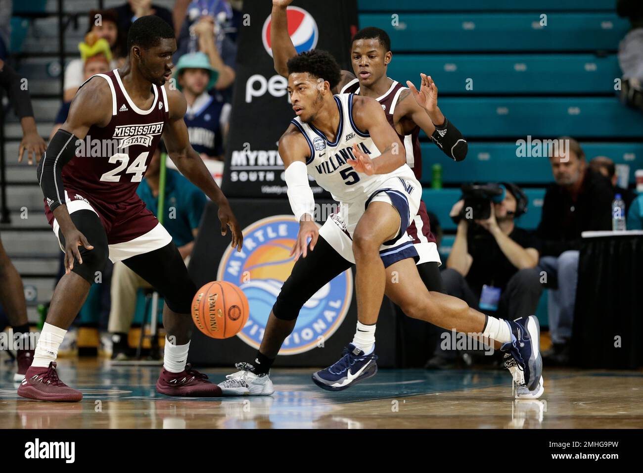 Villanova guard Justin Moore (5) passes against Villanova forward ...