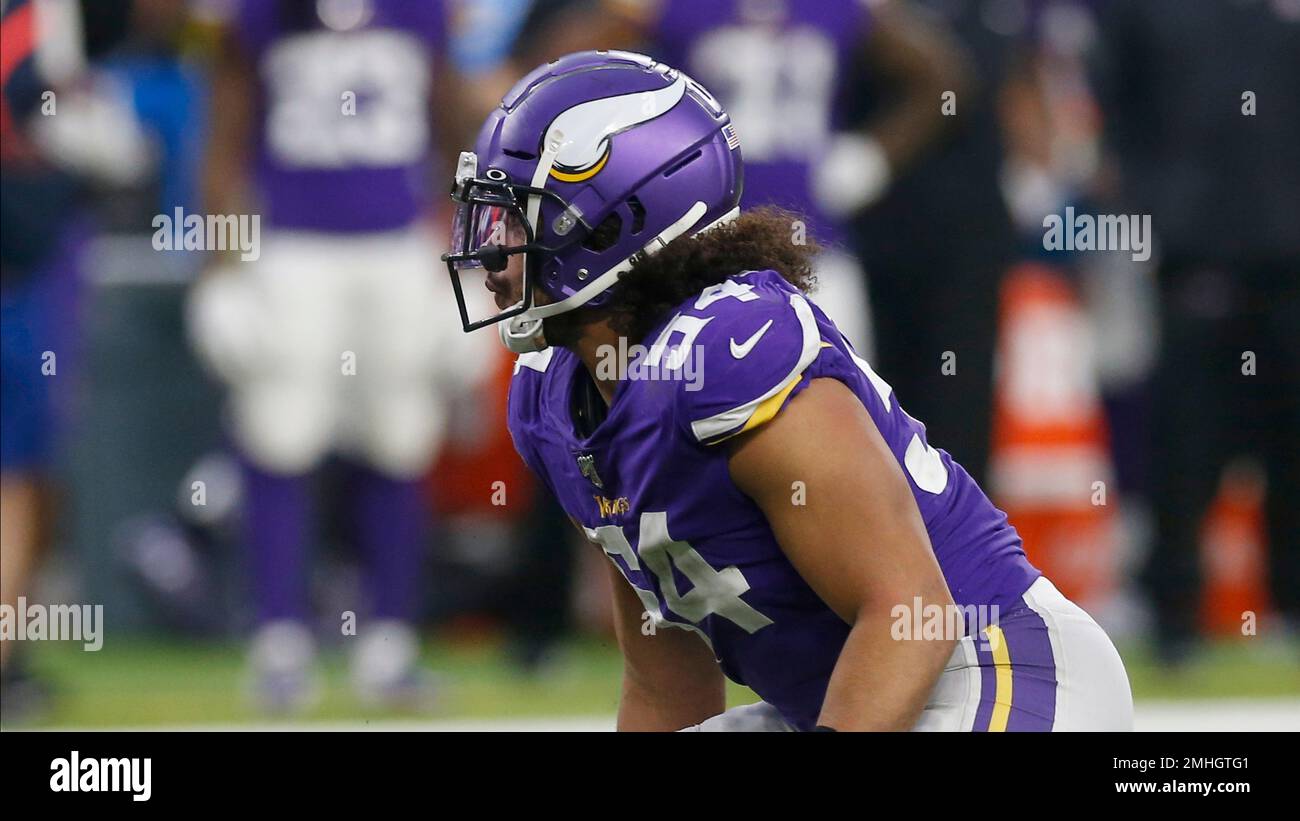 Minnesota Vikings middle linebacker Eric Kendricks gets set against the ...