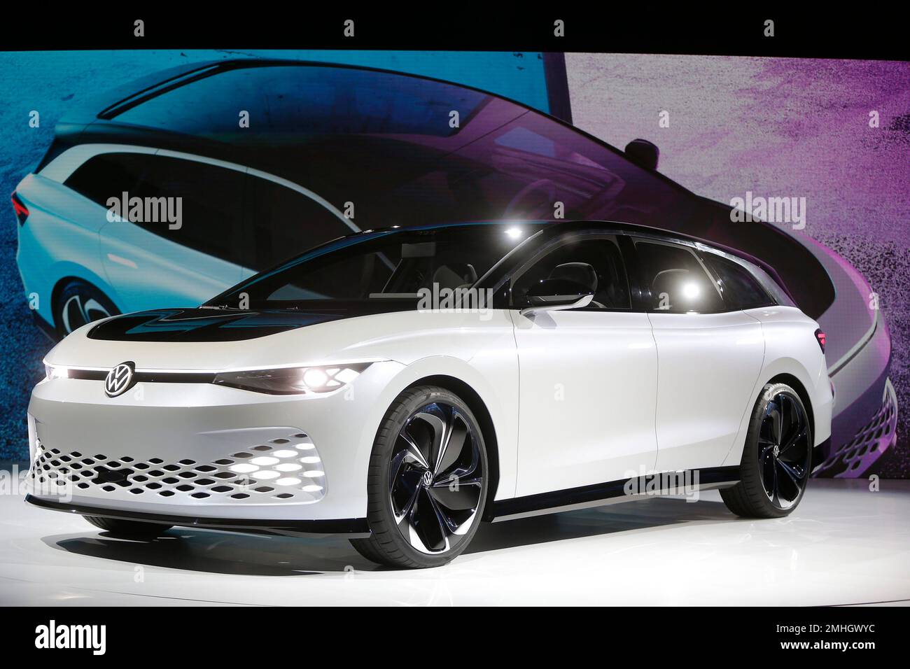 Volkswagen unveils its VW I.D. Space Vizzion autonomous electric ...