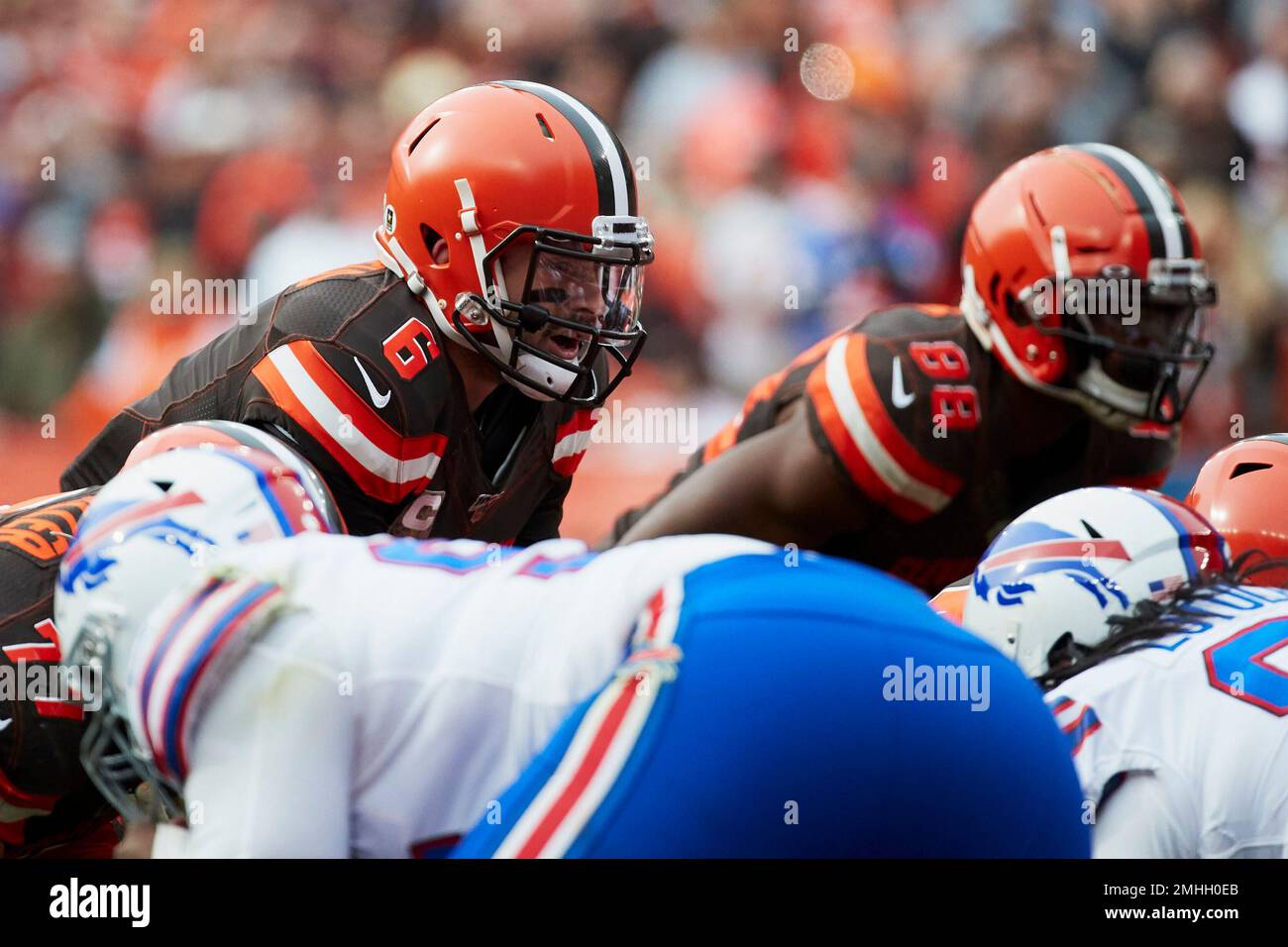 Cleveland Browns quarterback Baker Mayfield (6) gets set to run a play ...