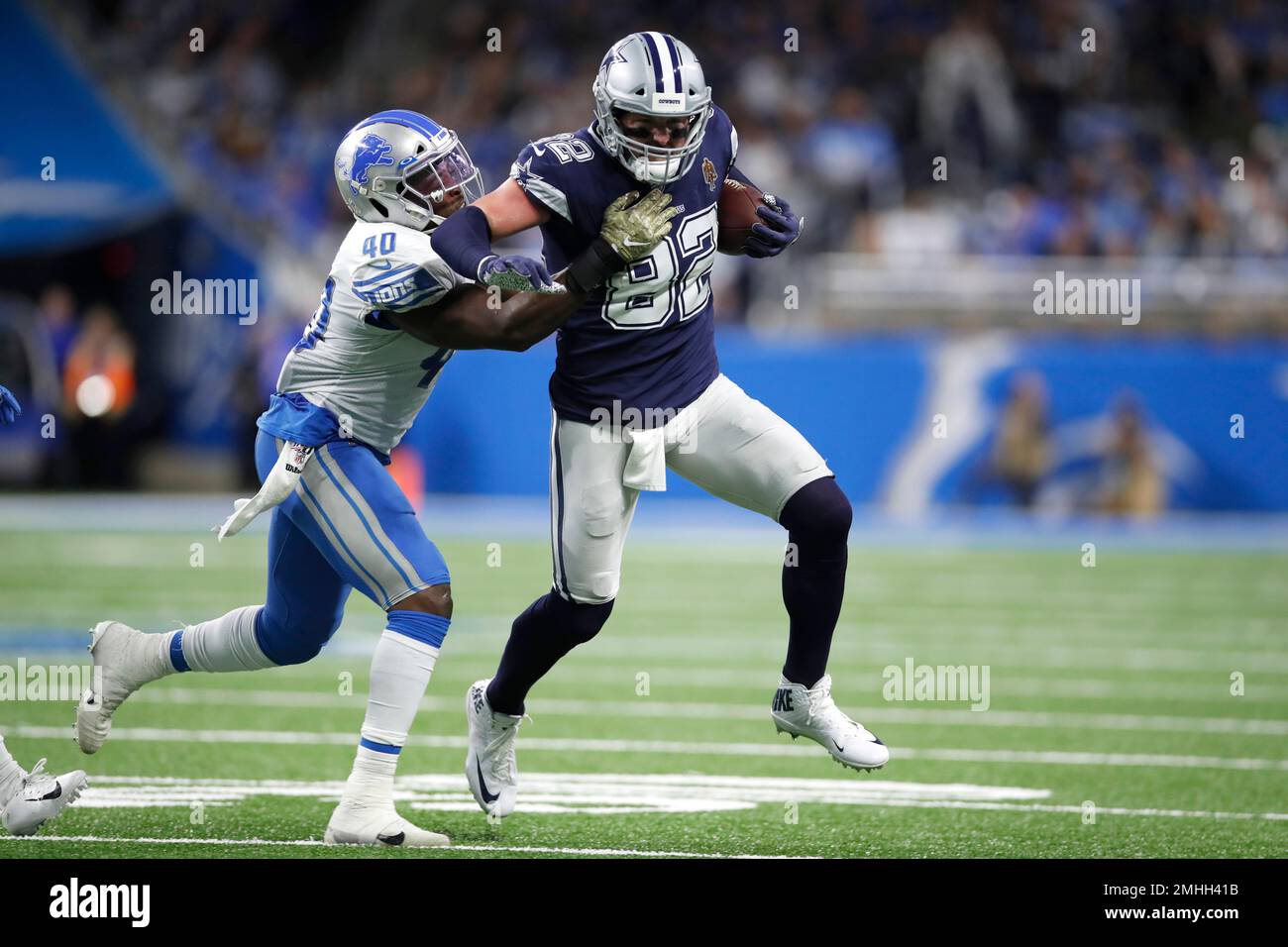 Dallas Cowboys tight end Jason Witten (82) tries to avoid the tackle of ...