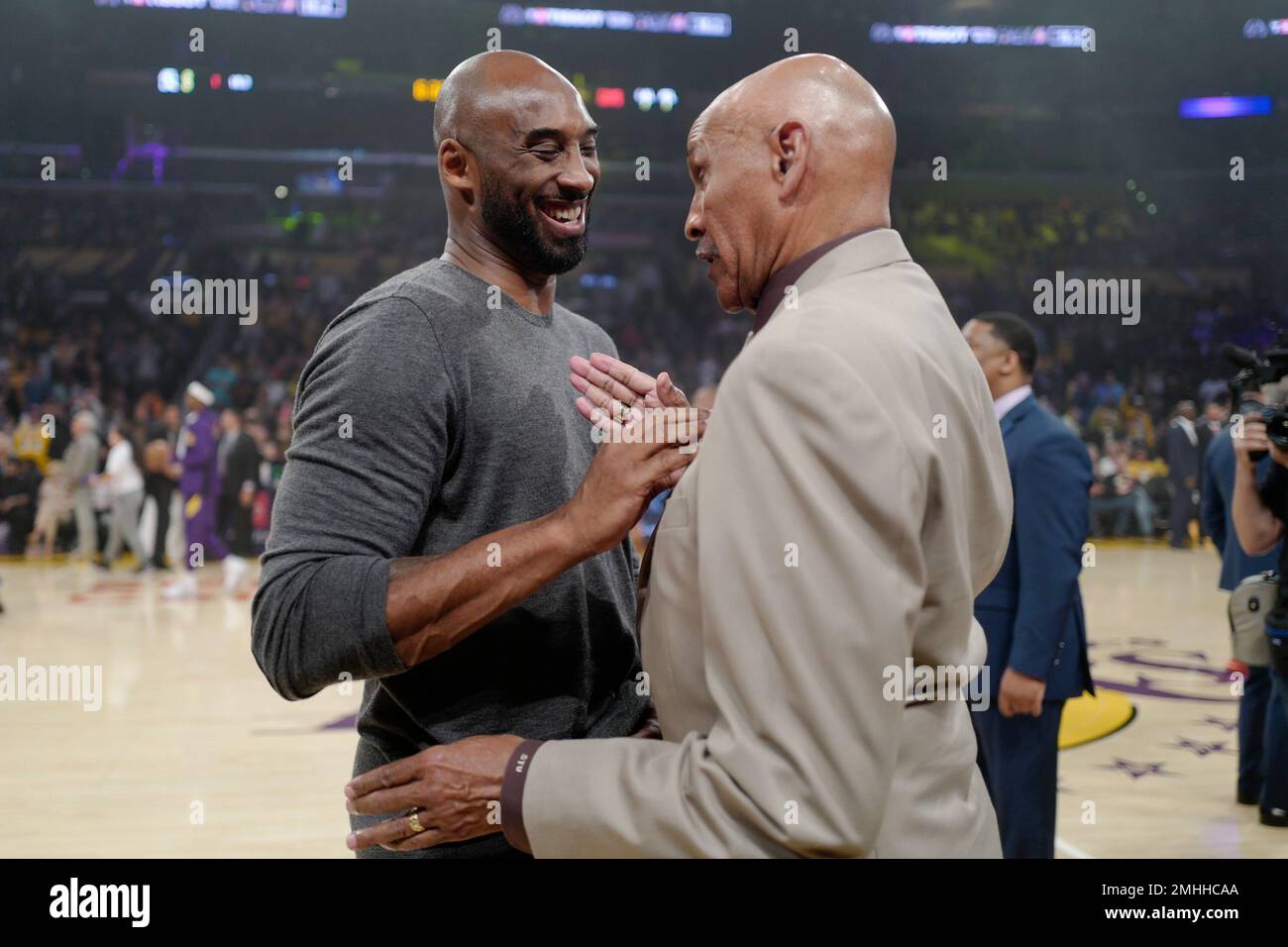 Former Los Angeles Lakers Kobe Bryant greets with Broadcaster Stu Lantz ...