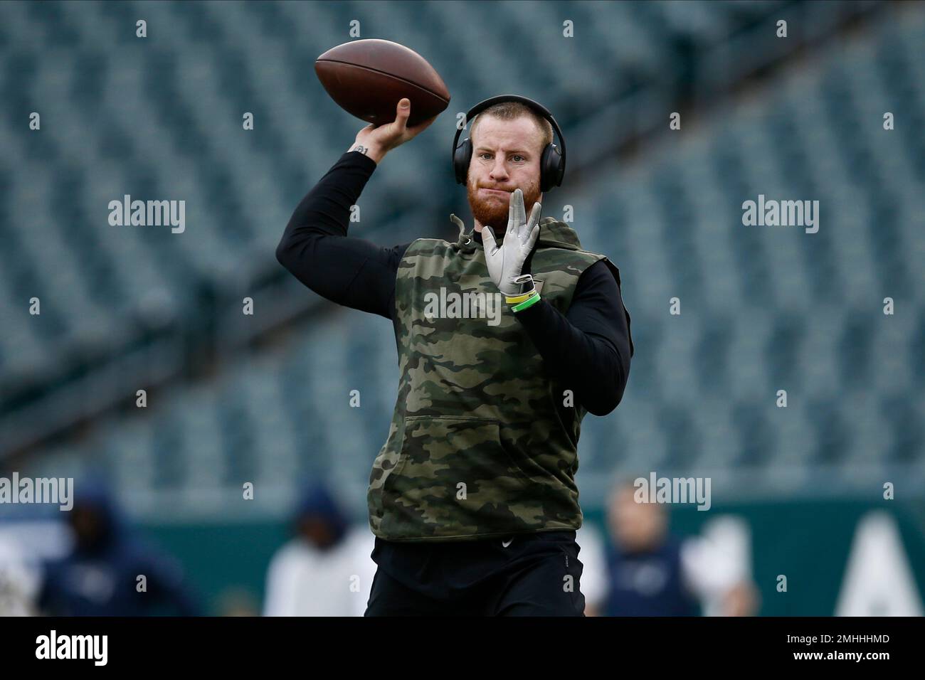 Philadelphia Eagles' Carson Wentz warms up before an NFL football game ...