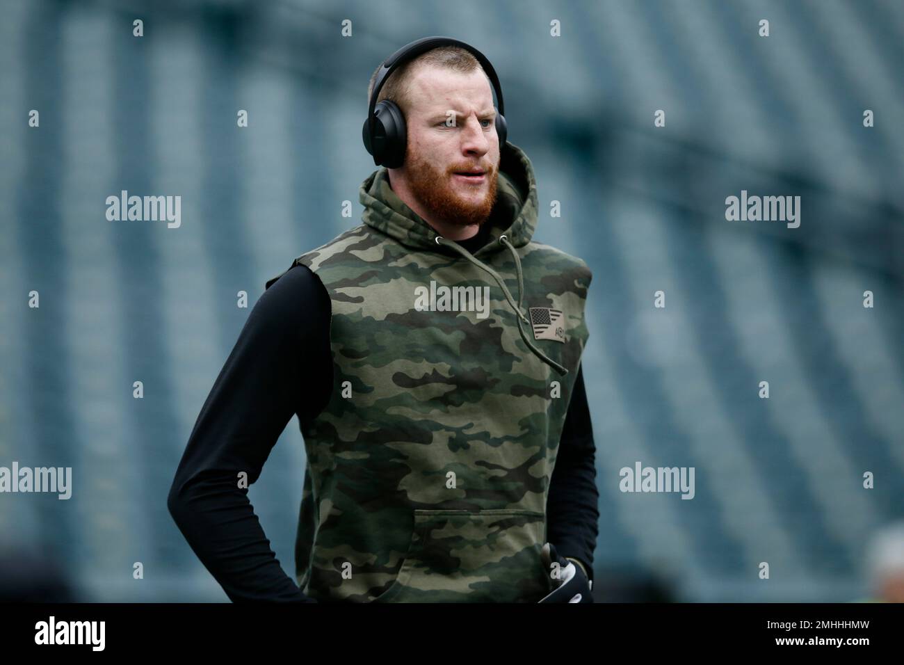 Philadelphia Eagles' Carson Wentz warms up before an NFL football game ...