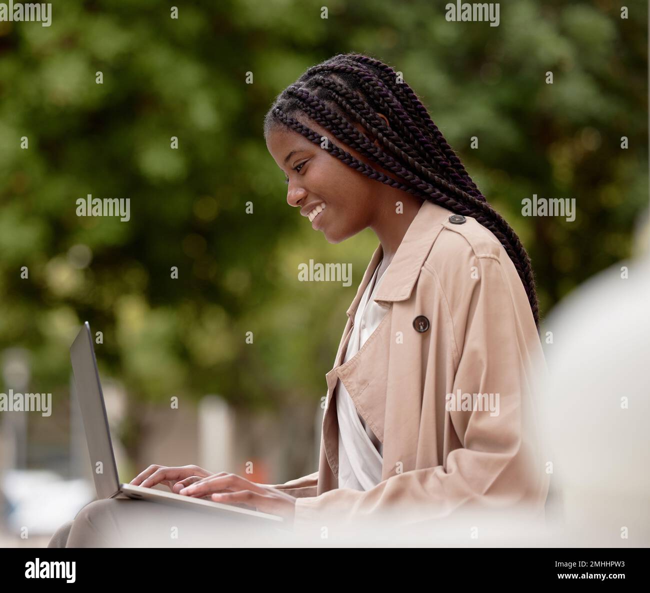 Woman typing computer hi-res stock photography and images - Alamy
