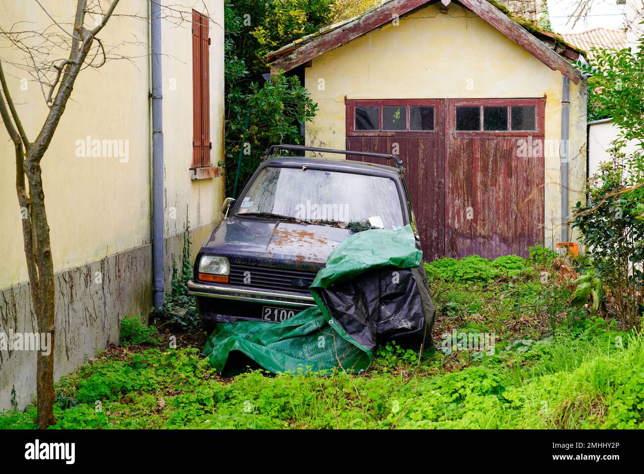 old vehicle abandoned car and wreck mess on the garden old house Stock ...