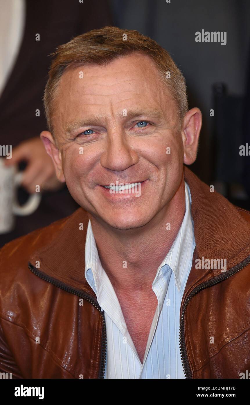 Daniel Craig attends the "Knives Out" photo call at the Four Seasons ...