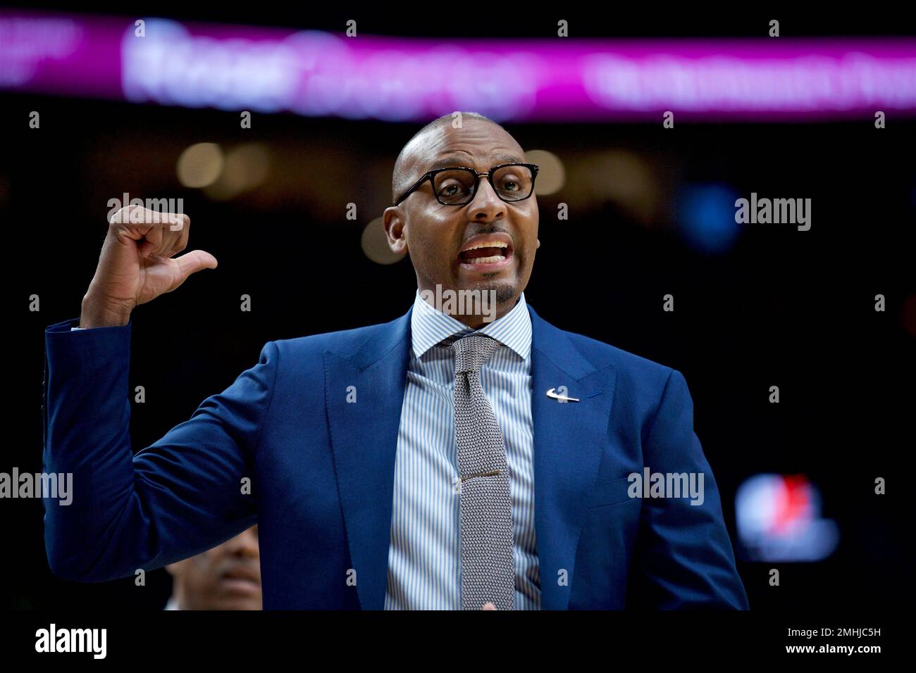 Memphis head coach Penny Hardaway gestures during the first half of an ...