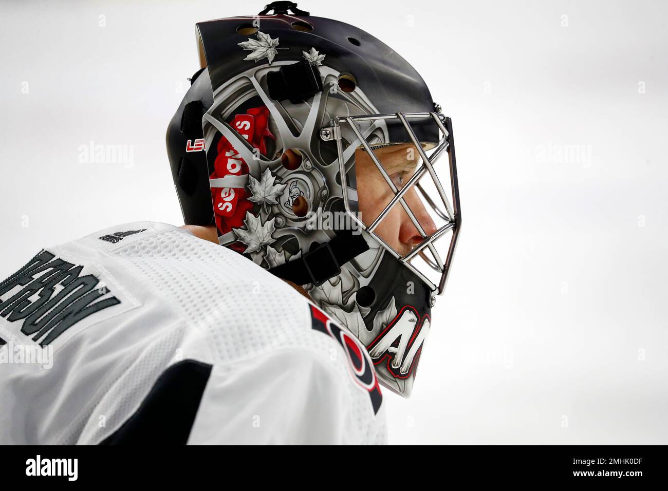 Ottawa Senators goaltender Craig Anderson (41) eyes the puck against ...