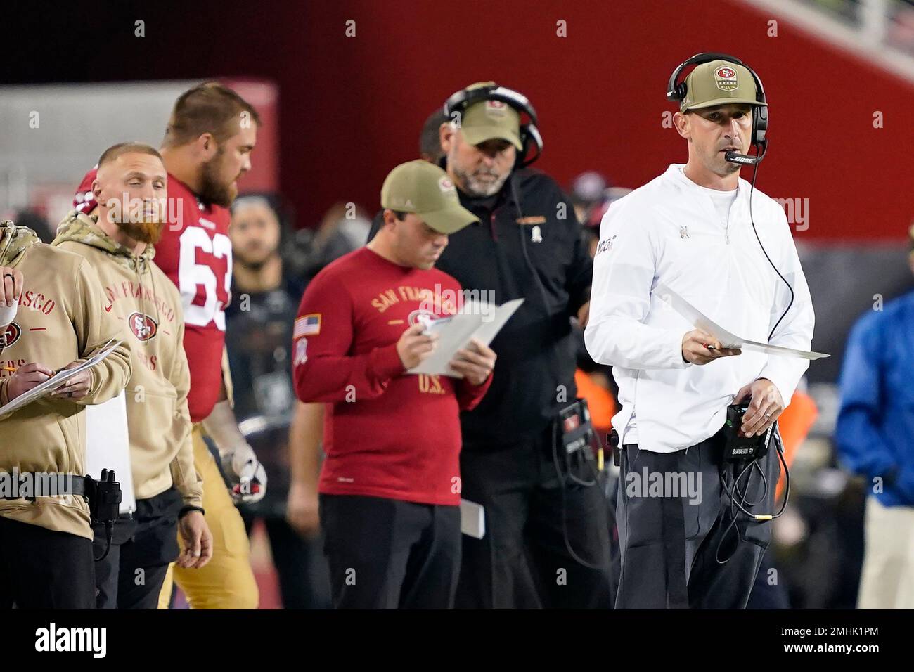 San Francisco 49ers head coach Kyle Shanahan, right, watches during an ...