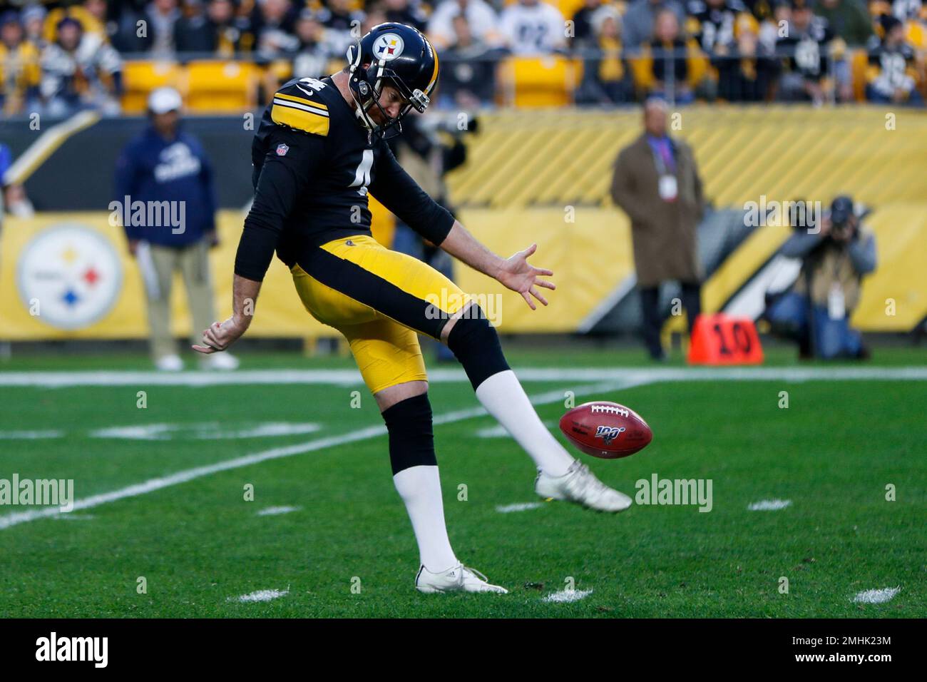 Pittsburgh Steelers punter Jordan Berry (4) gets off a punt during the ...