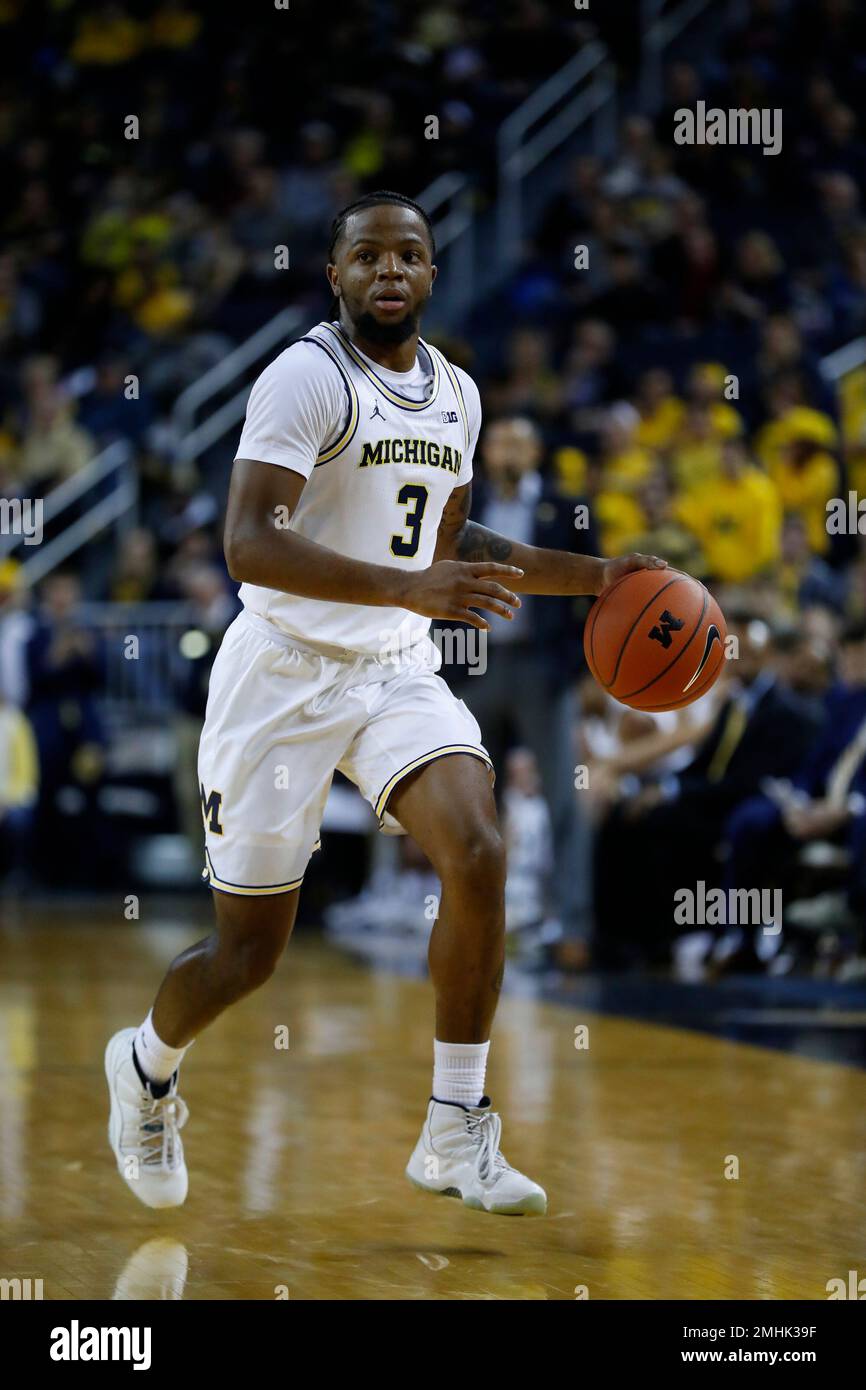 Michigan guard Zavier Simpson plays against Saginaw Valley State in the ...