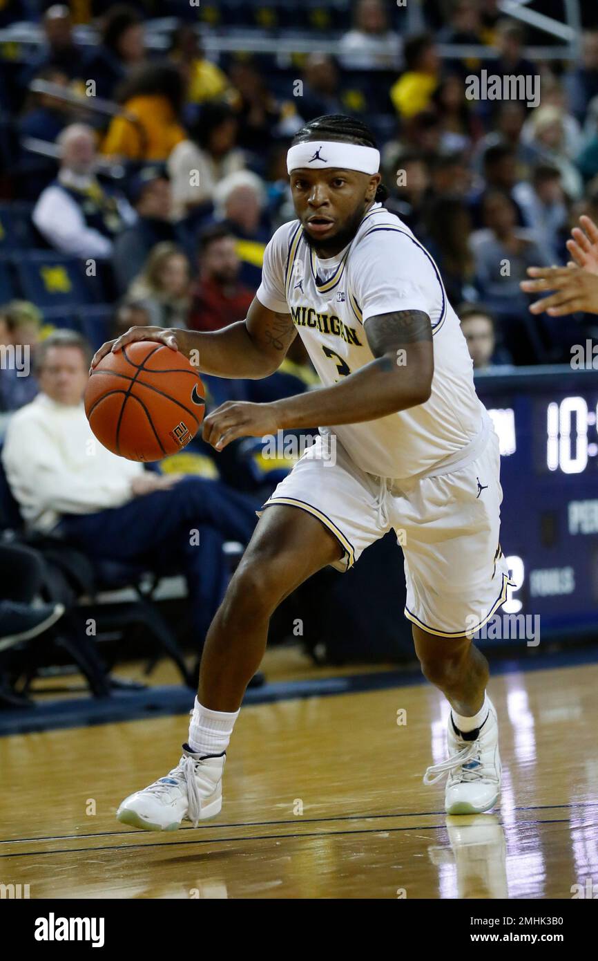 Michigan guard Zavier Simpson plays against Saginaw Valley State in the ...