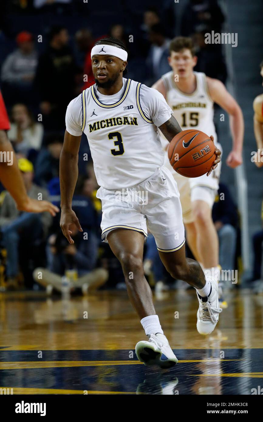 Michigan guard Zavier Simpson plays against Saginaw Valley State in the ...
