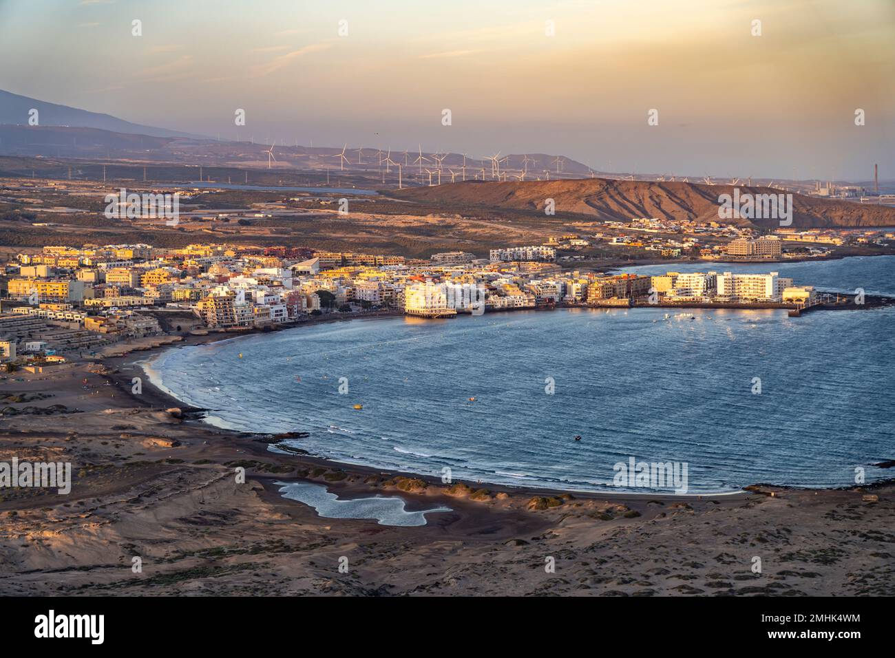 Blick vom Berg Montana Roja auf den Strand Playa del Médano und den Ort ...