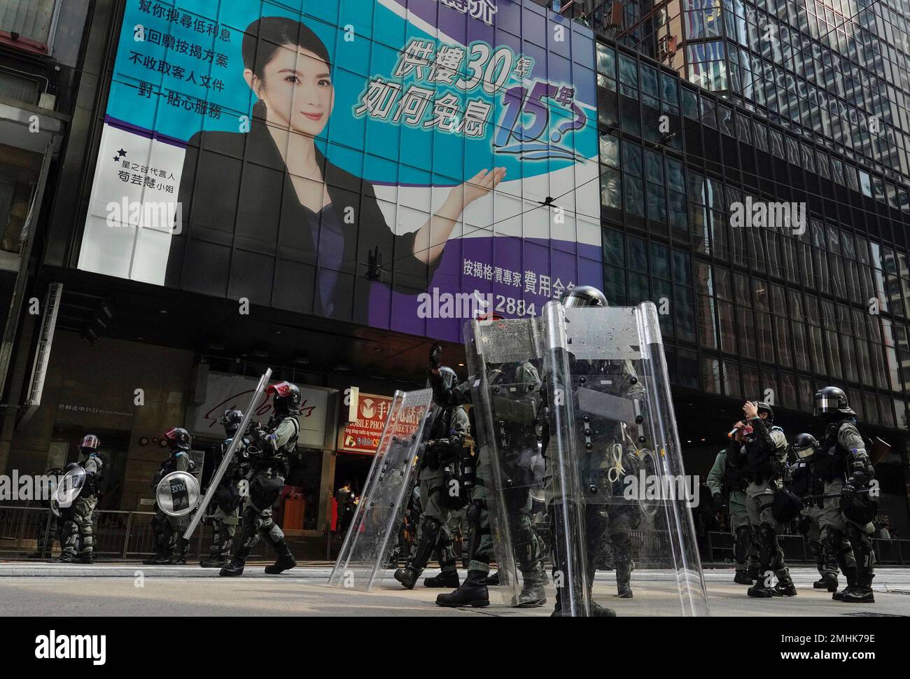 Police with riot shields form up in the Central district of Hong Kong ...