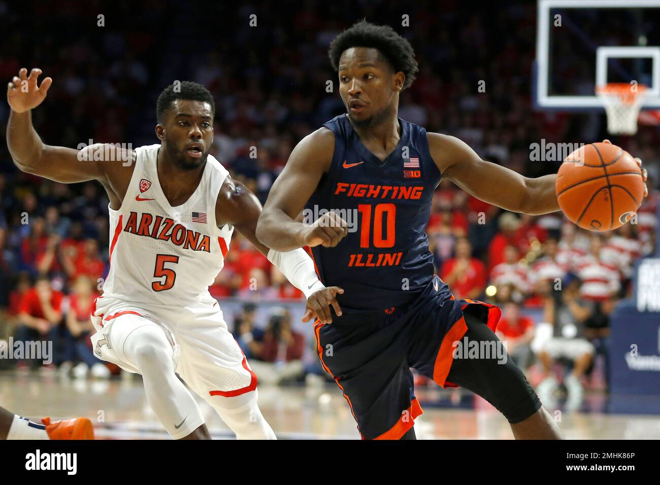 Illinois guard Andres Feliz (10) drives past Arizona guard Max Hazzard ...