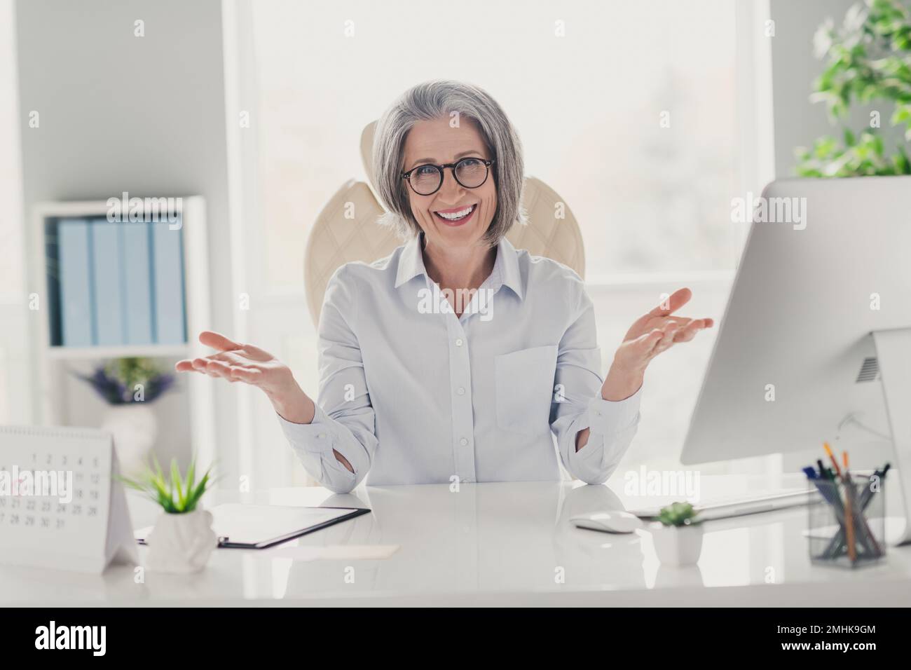 Photo portrait of mature old woman manager cheerful recruiter job ...