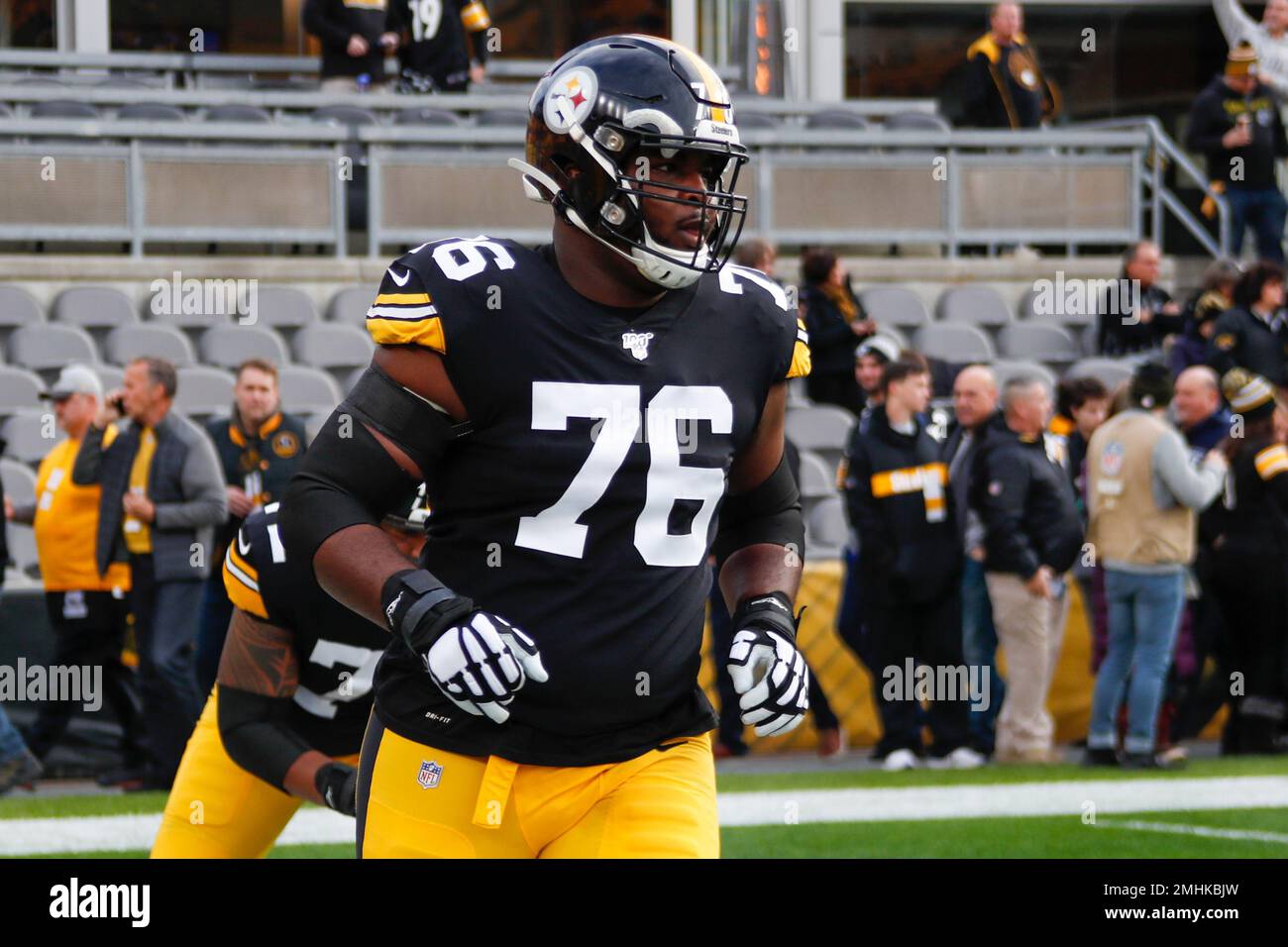 Pittsburgh Steelers offensive tackle Chukwuma Okorafor (76) warms up ...