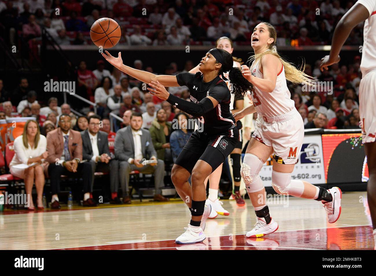 South Carolina guard Destanni Henderson, left, chases the ball in front ...