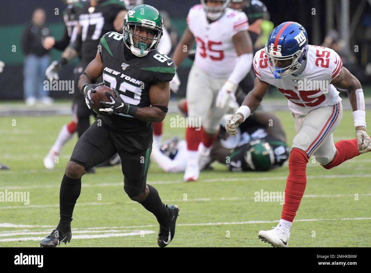 New York Jets' Jamison Crowder (82) runs away from New York Giants ...