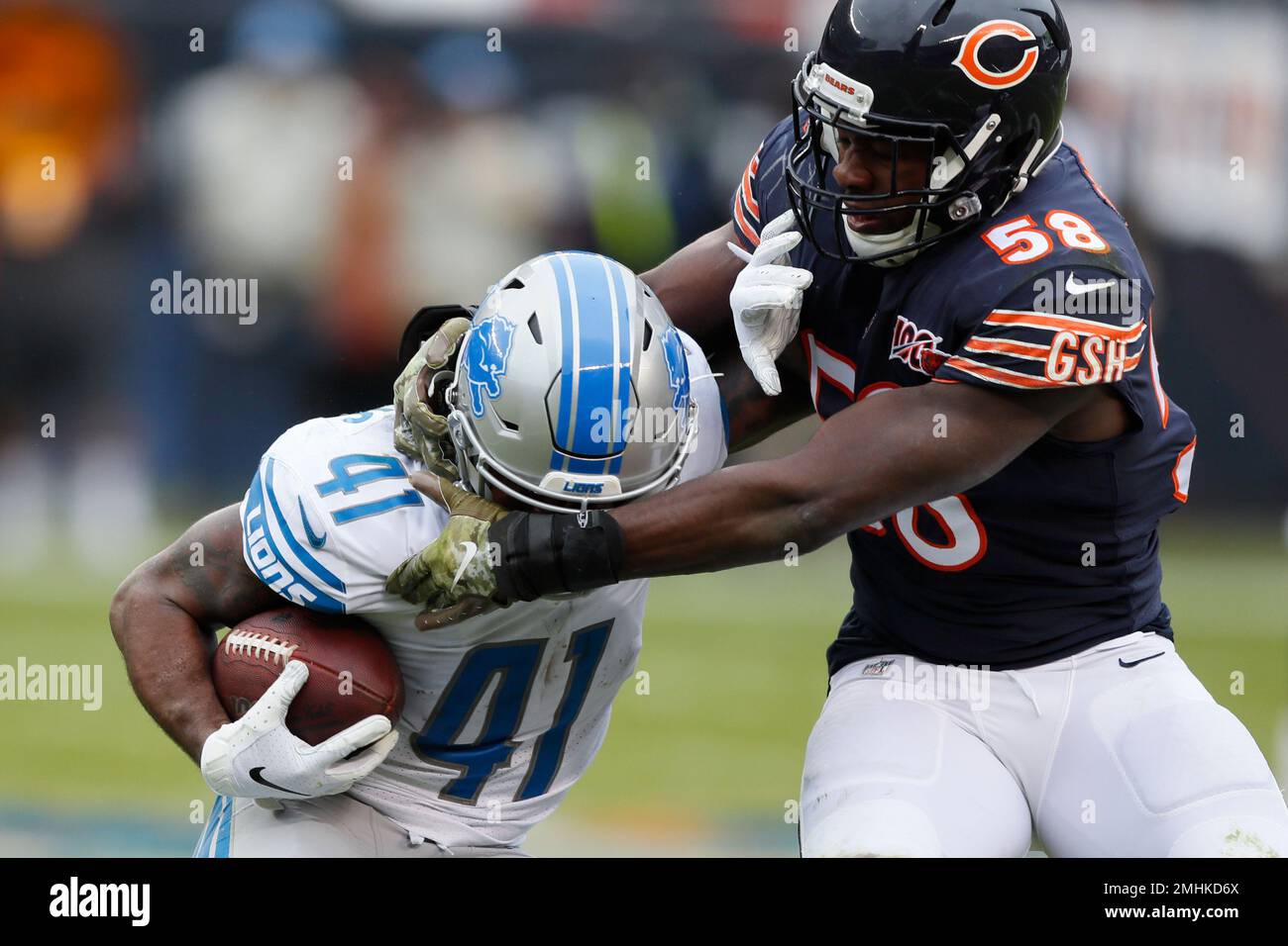 Chicago Bears inside linebacker Roquan Smith (58) grabs the face mask ...