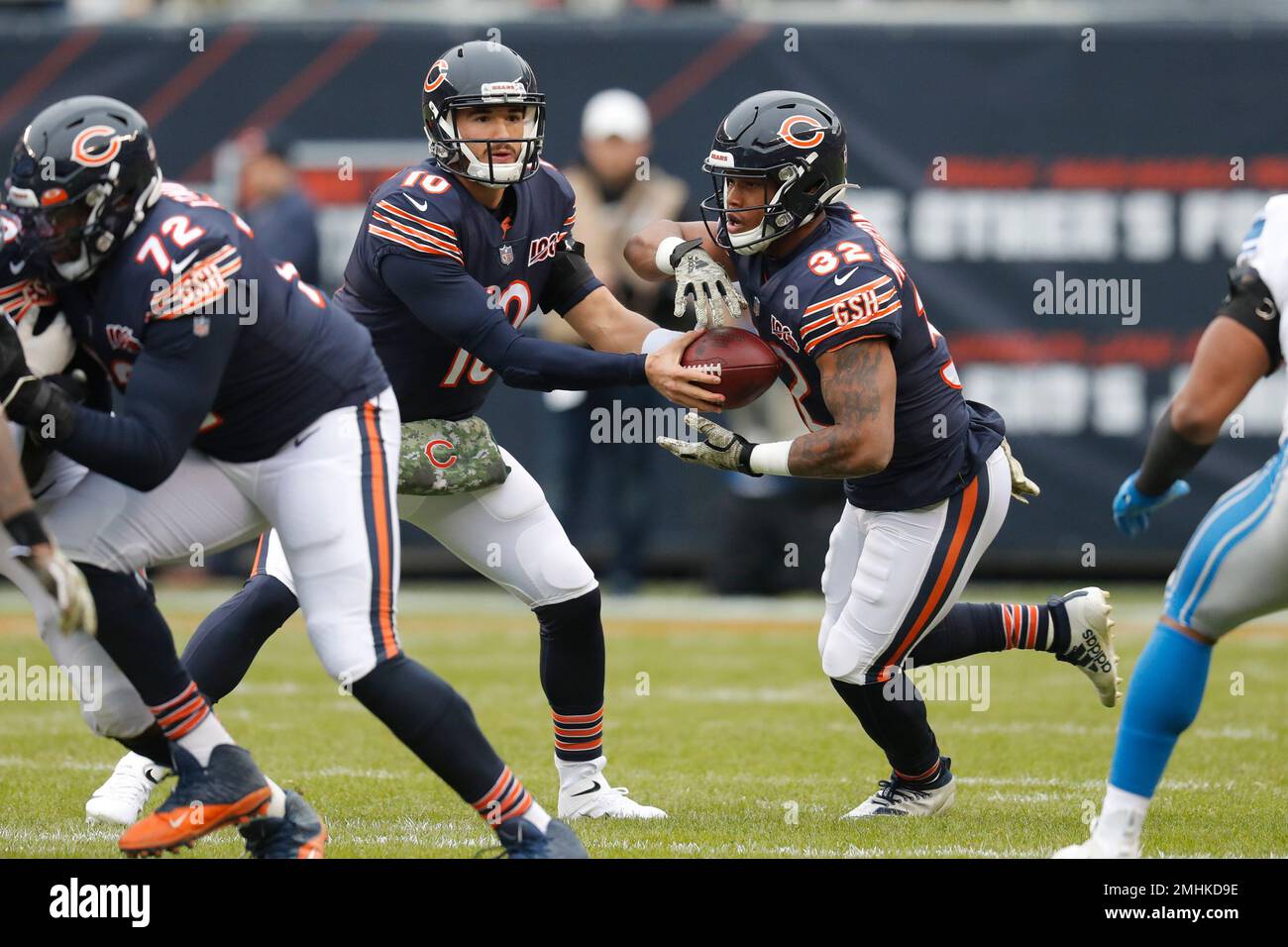 Chicago Bears quarterback Mitchell Trubisky (10) hands off to running back David Montgomery (32 ...
