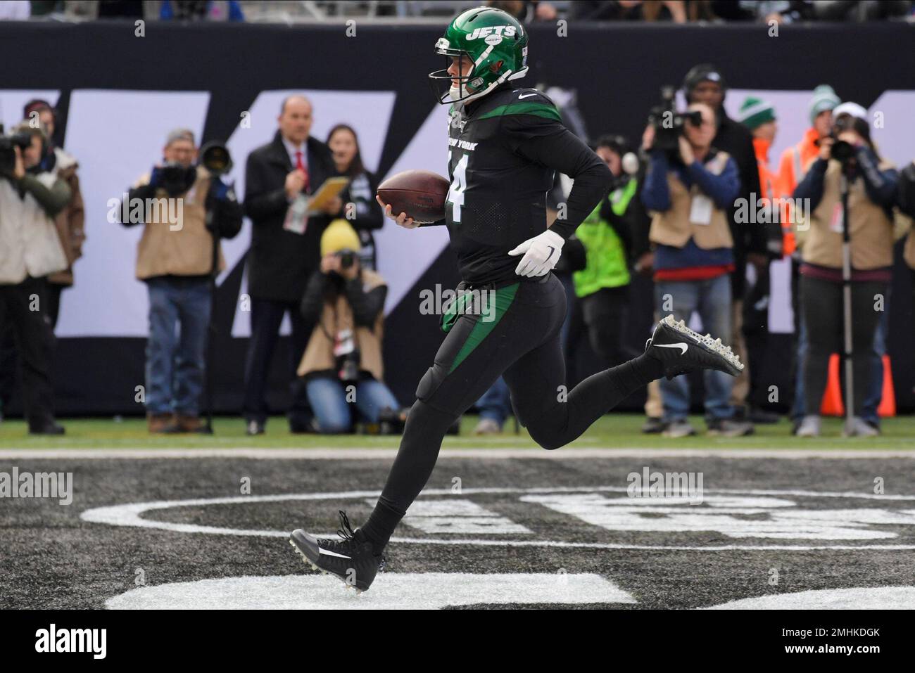 New York Jets quarterback Sam Darnold (14) rushes for a touchdown during the first half of an ...