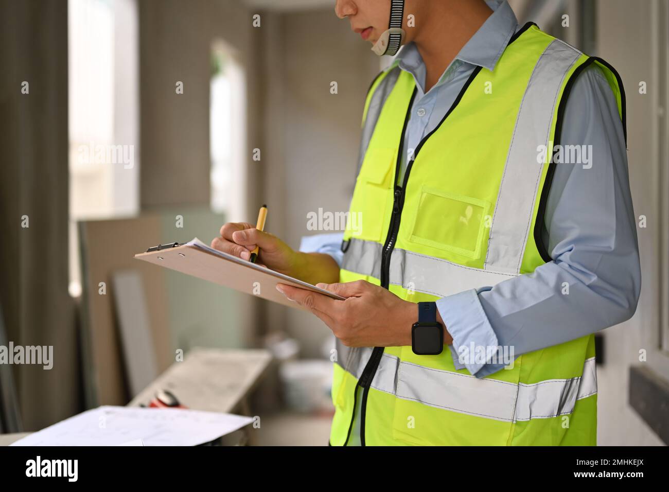 Inspector clipboard industrial site hi-res stock photography and images ...