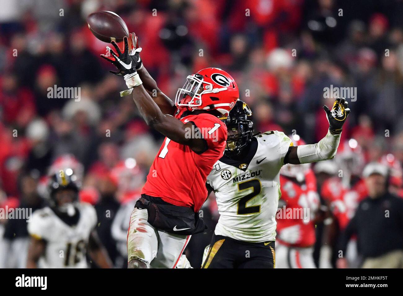 Georgia wide receiver George Pickens (1) makes a catch as Missouri ...
