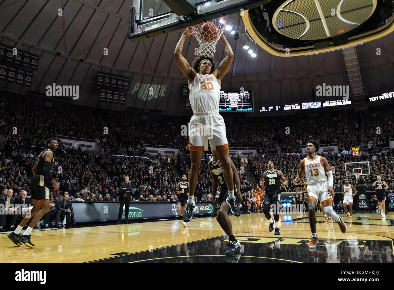 Texas forward Jericho Sims (20) completes a break away dunk against ...