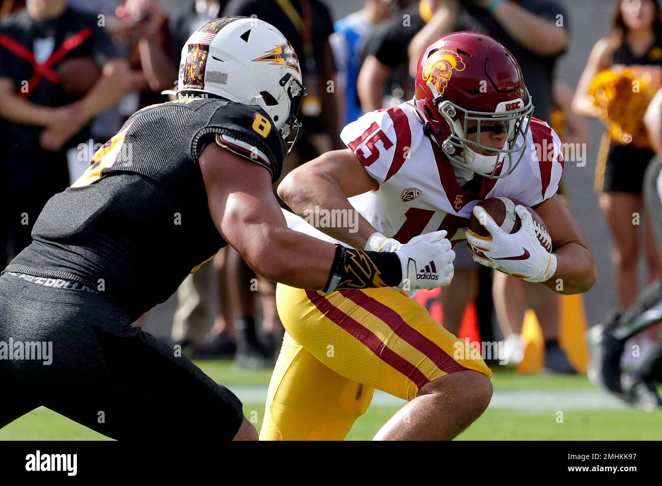 Southern California wide receiver Drake London (15) runs in for a ...