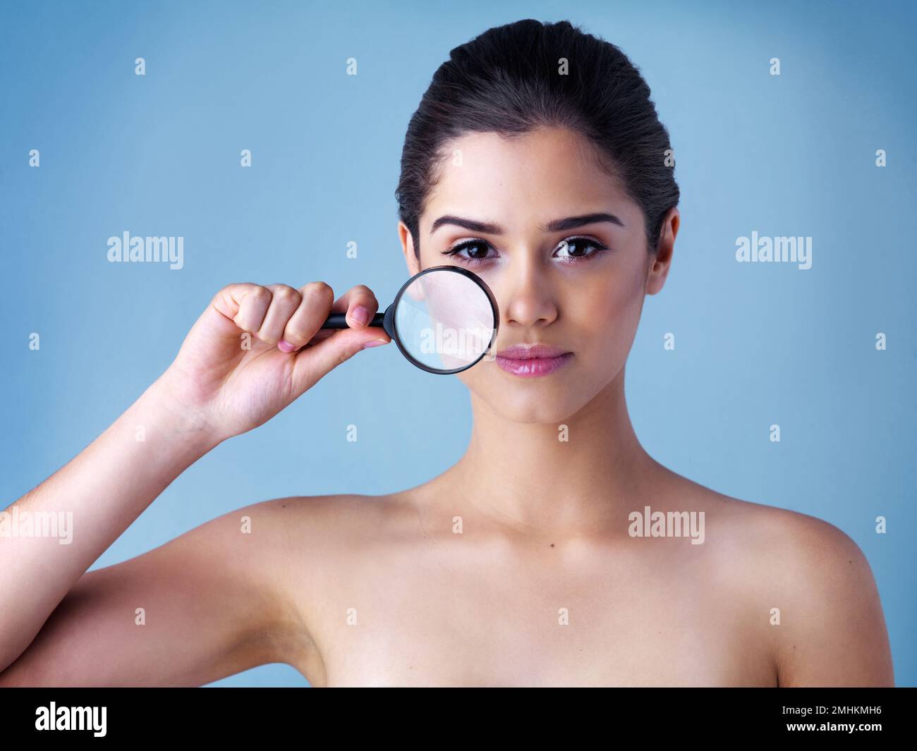 Magnifying glass skin hi-res stock photography and images - Alamy