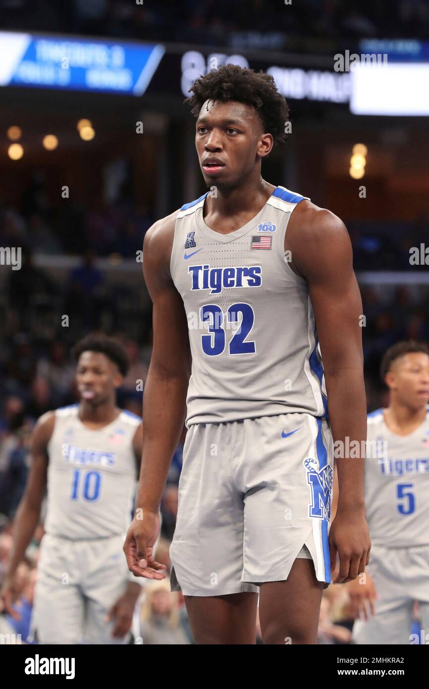 Memphis James Wiseman (32) take his position on the floor in the second ...