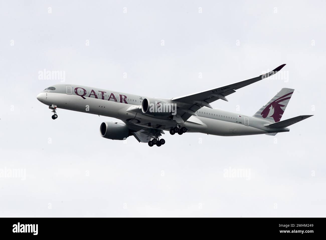 A Qatar Airways jet approaches Philadelphia International Airport in ...