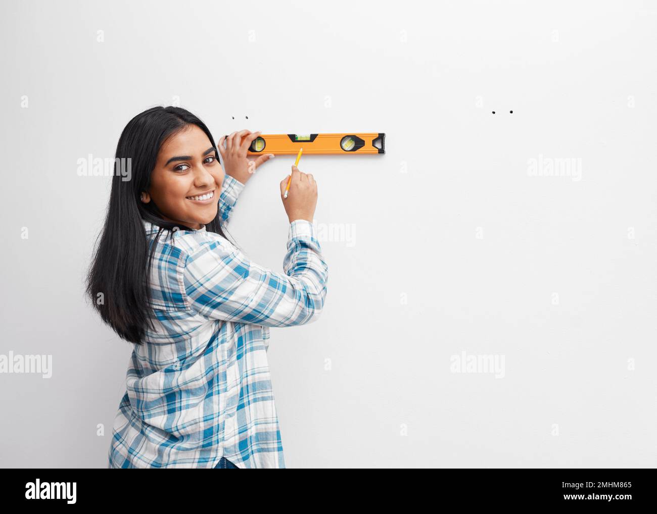 Woman using spirit level hi-res stock photography and images - Alamy