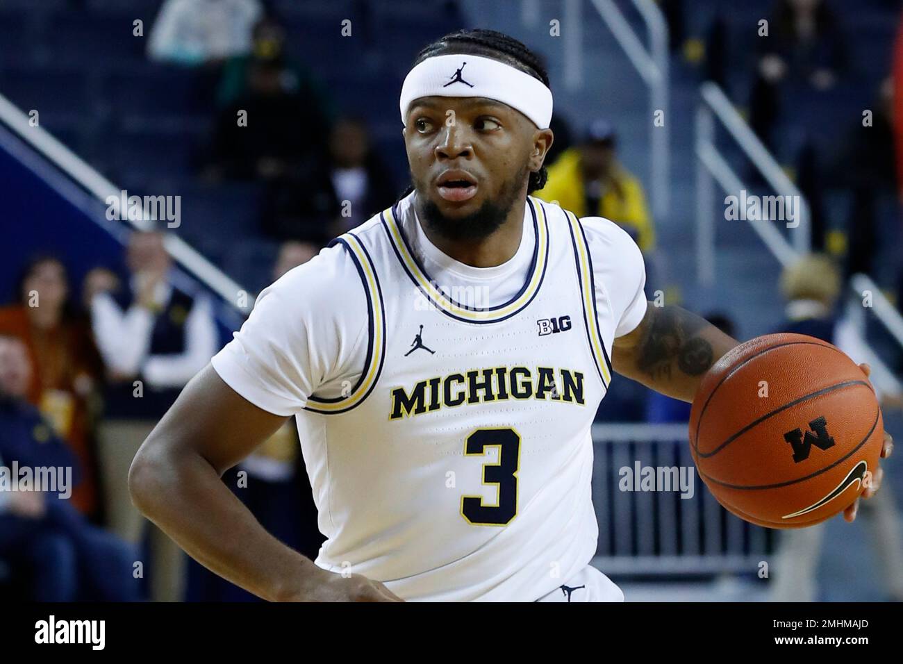 Michigan guard Zavier Simpson plays against Saginaw Valley State in the ...