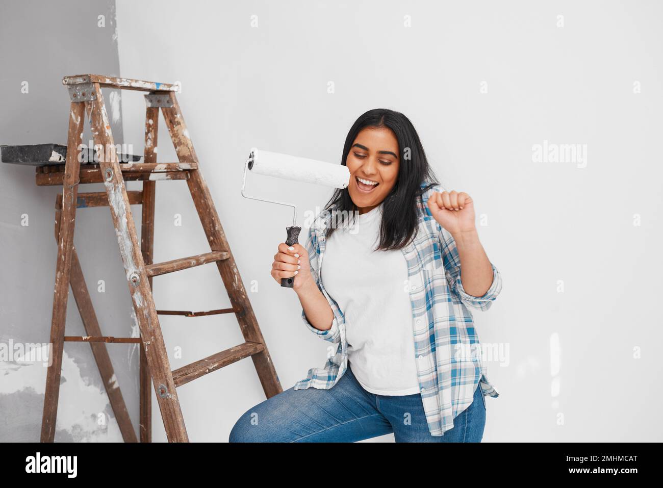 Close up moving paint brush hi-res stock photography and images - Alamy