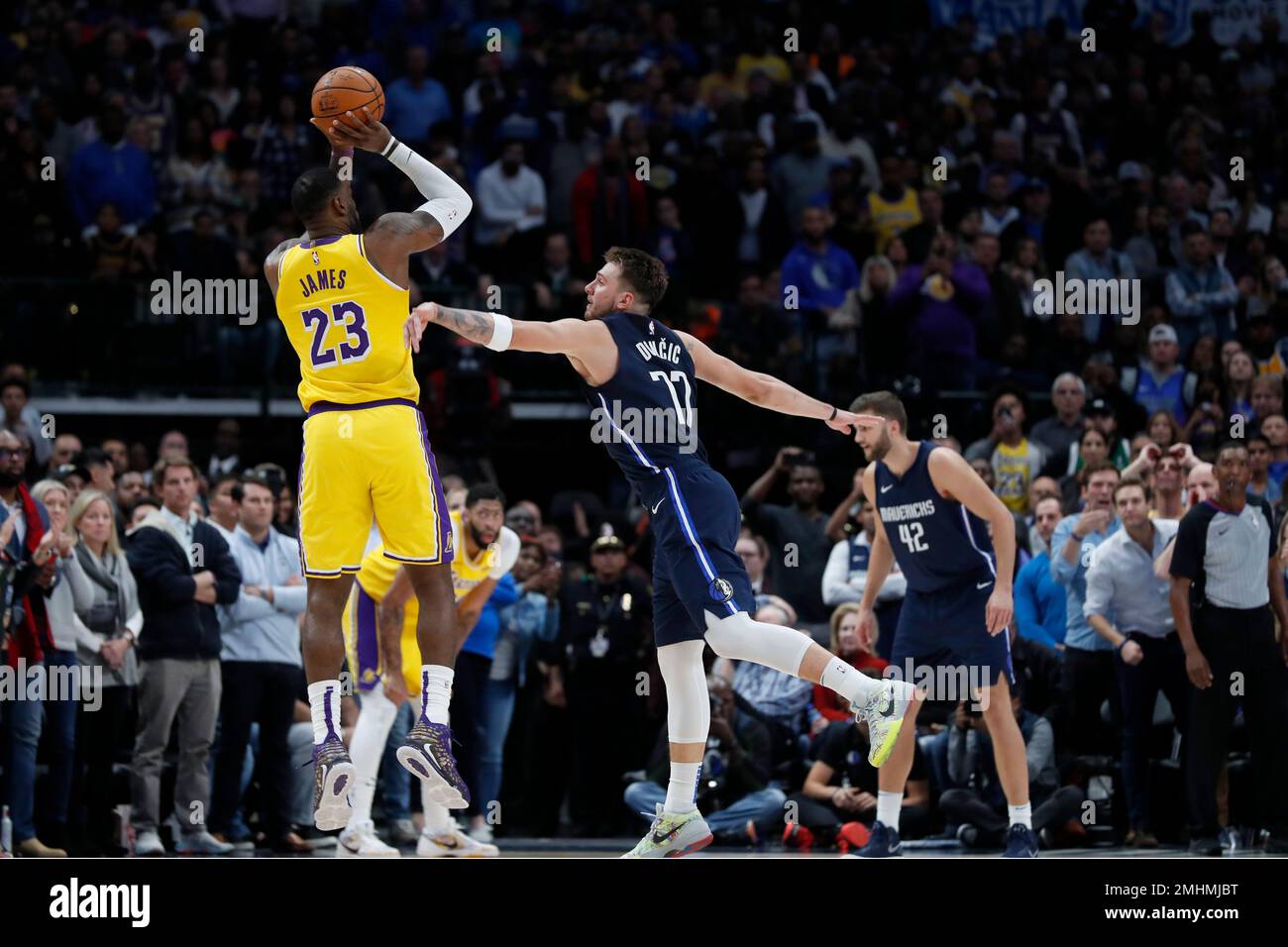 Los Angeles Lakers' LeBron James (23) takes a shot over Dallas ...
