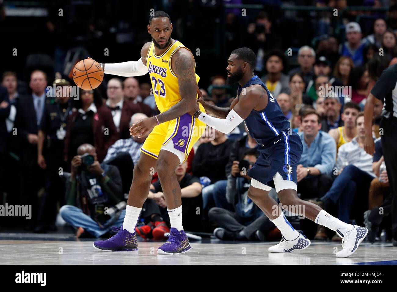 Los Angeles Lakers' LeBron James (23) works against Dallas Mavericks ...