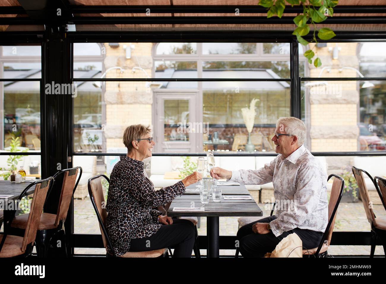 Mature couple sitting in restaurant Stock Photo - Alamy