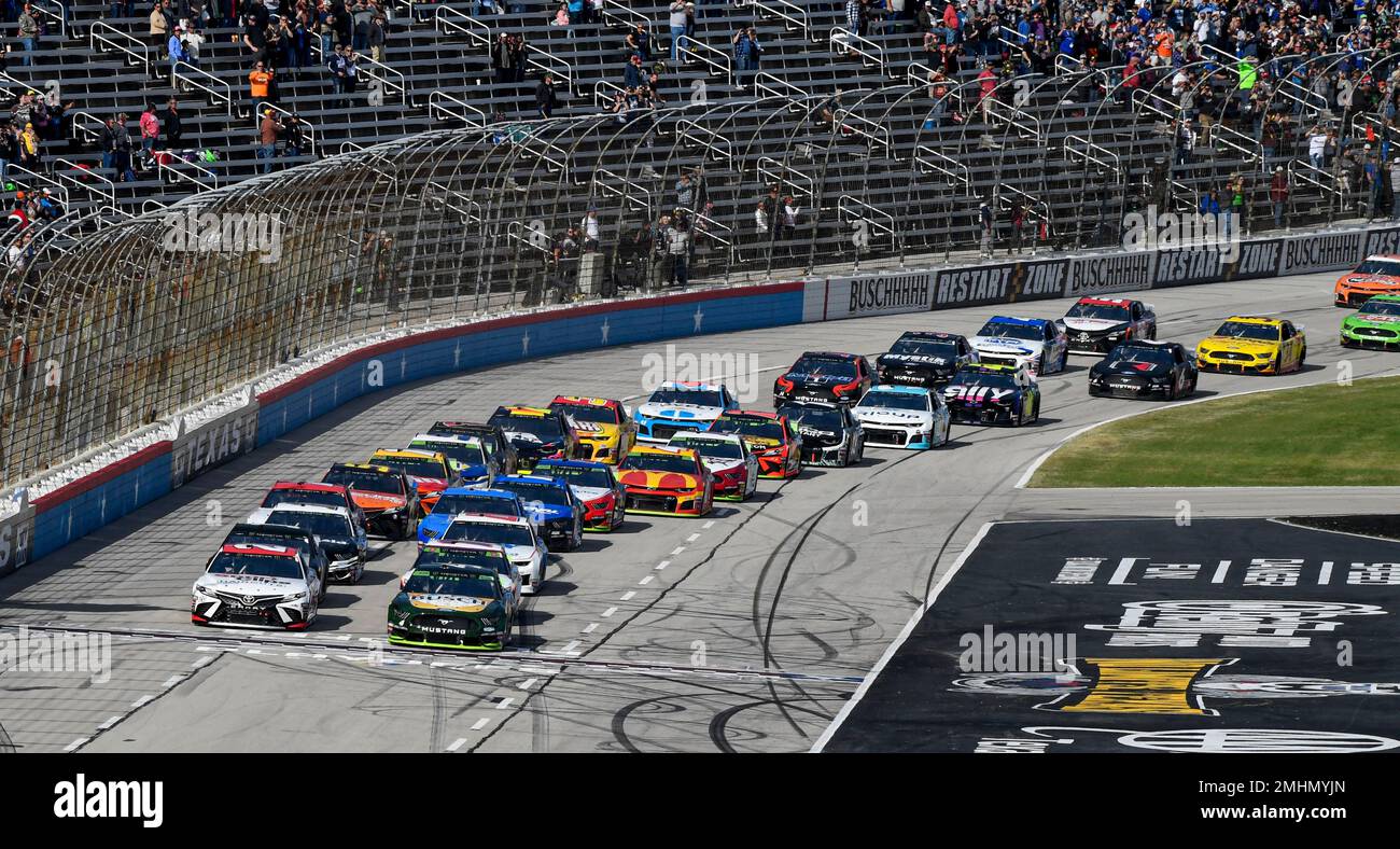 Kevin Harvick (4) leads the field for the start of a NASCAR auto race ...