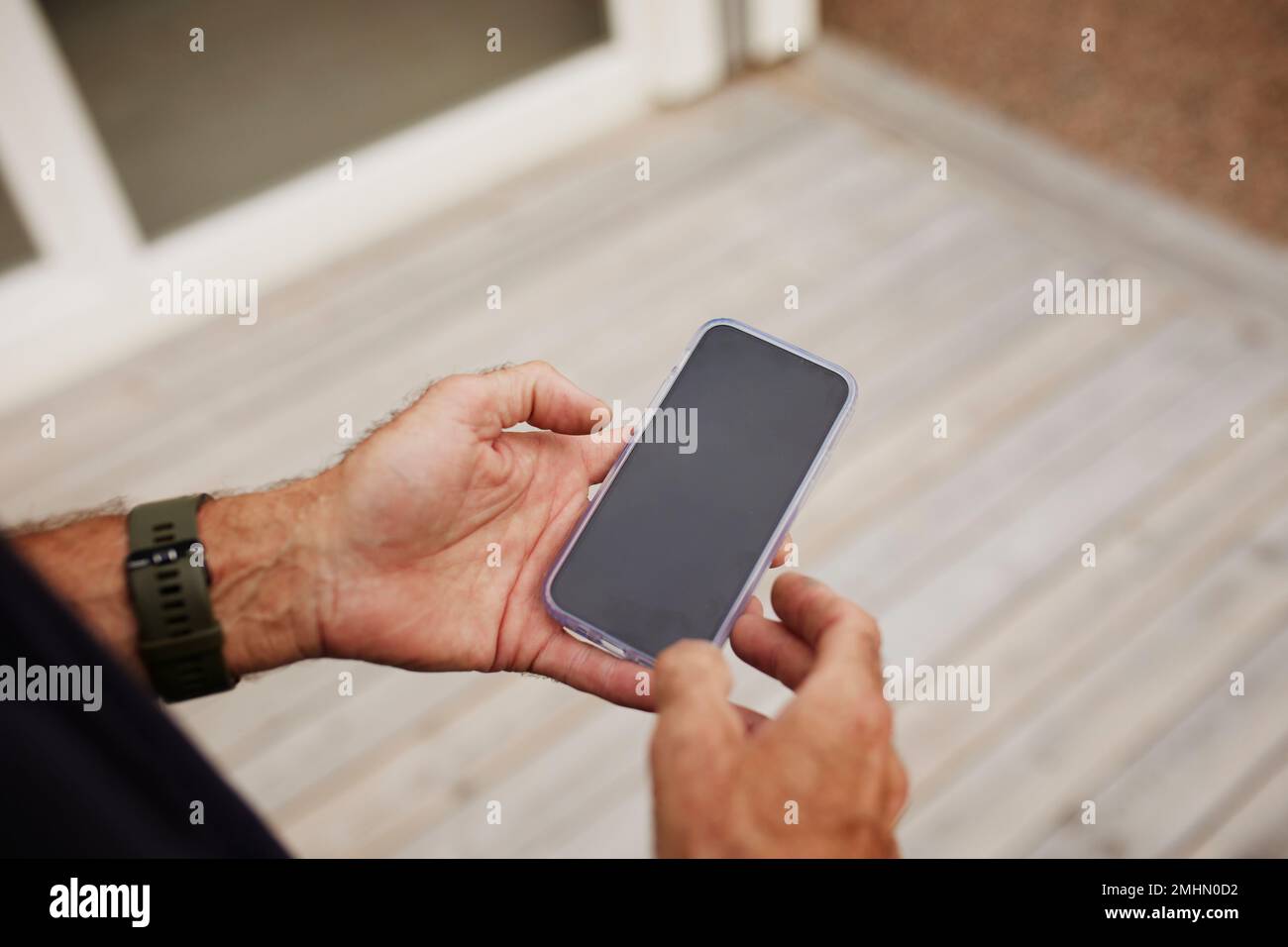 Hands holding cell phone Stock Photo - Alamy