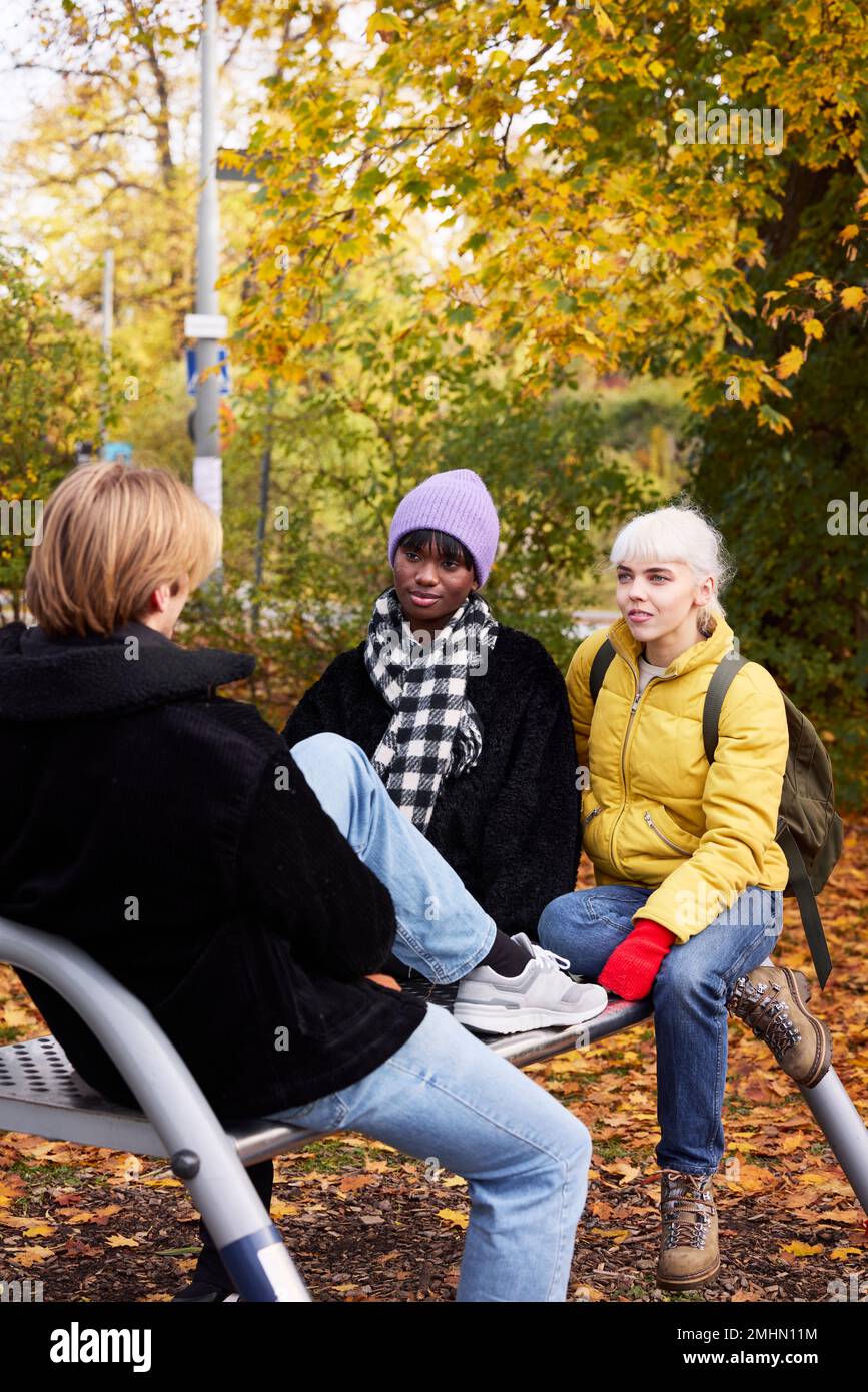 Friends chat mature hi-res stock photography and images - Alamy