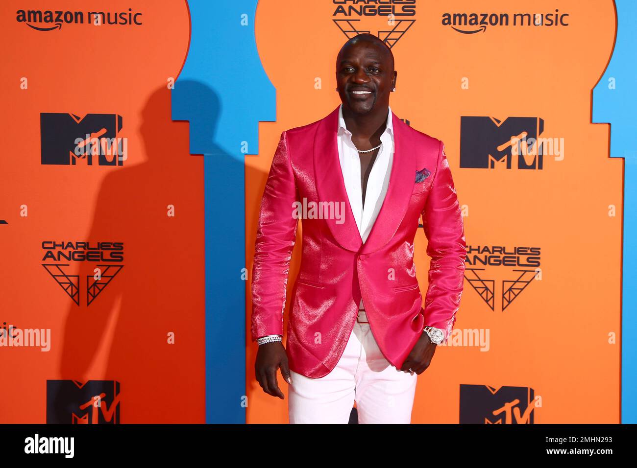 Singer Akon poses for photographers upon arrival at the European MTV ...