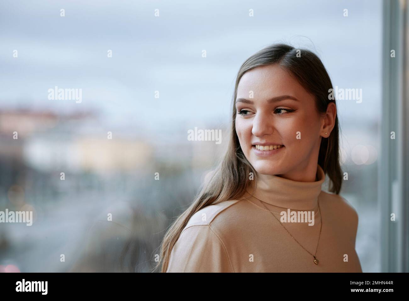 Lady looking out of window smiling hi-res stock photography and images ...