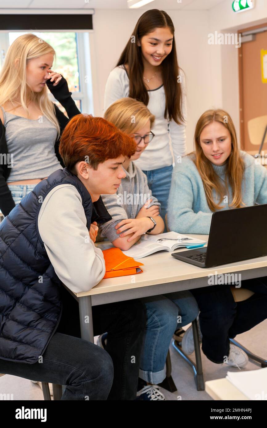 Boy girl laptop teamwork classroom hi-res stock photography and images ...