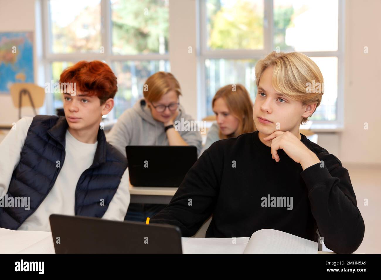 High school boys in classroom hi-res stock photography and images - Alamy