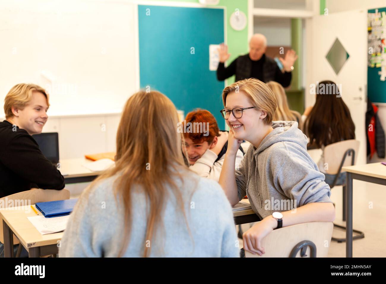 Teens in classroom hi-res stock photography and images - Alamy