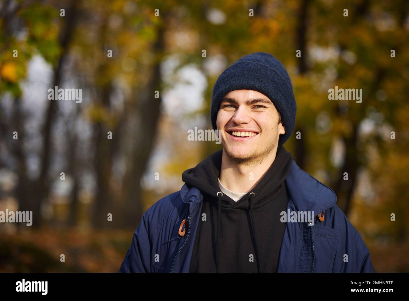 Looking at camera from the waist up hi-res stock photography and images ...